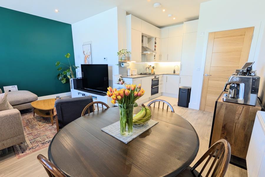 Hipley Street, Woking GU22 1 bed flat - £1,425 pcm (£329 pw)