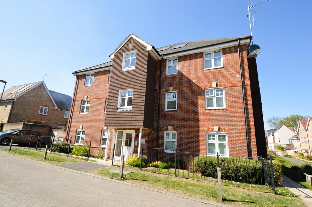 Gomer Road, Bagshot 2 bed ground floor flat for sale - £290,000