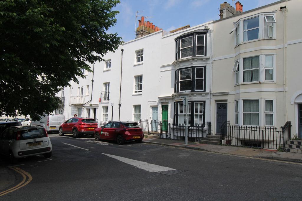 Russell Square, Brighton BN1 1 bed flat - £250,000