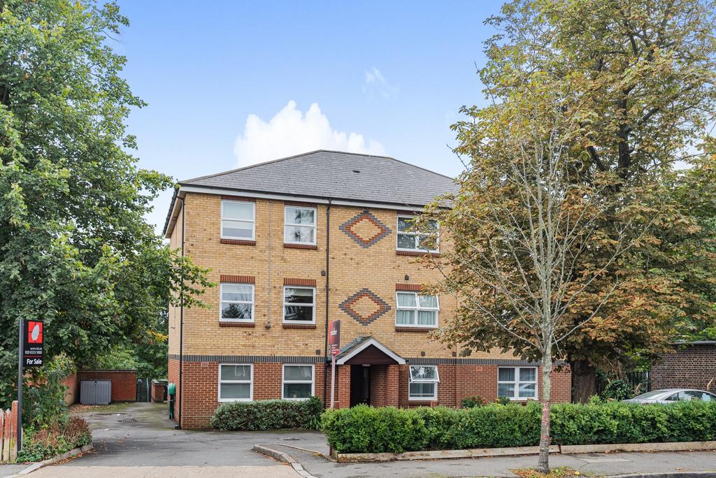 Horniman Drive London SE23 2 bed flat - £2,000 pcm (£462 pw)