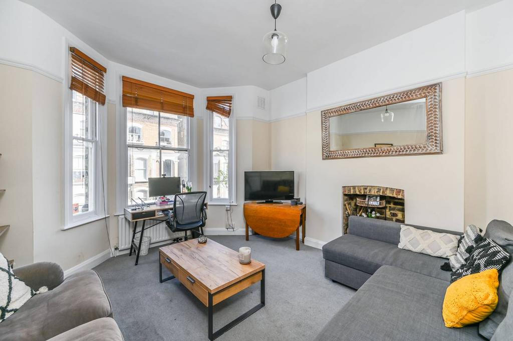 Oberstein Road, Clapham Junction... 1 bed flat - £2,100 pcm (£485 pw)