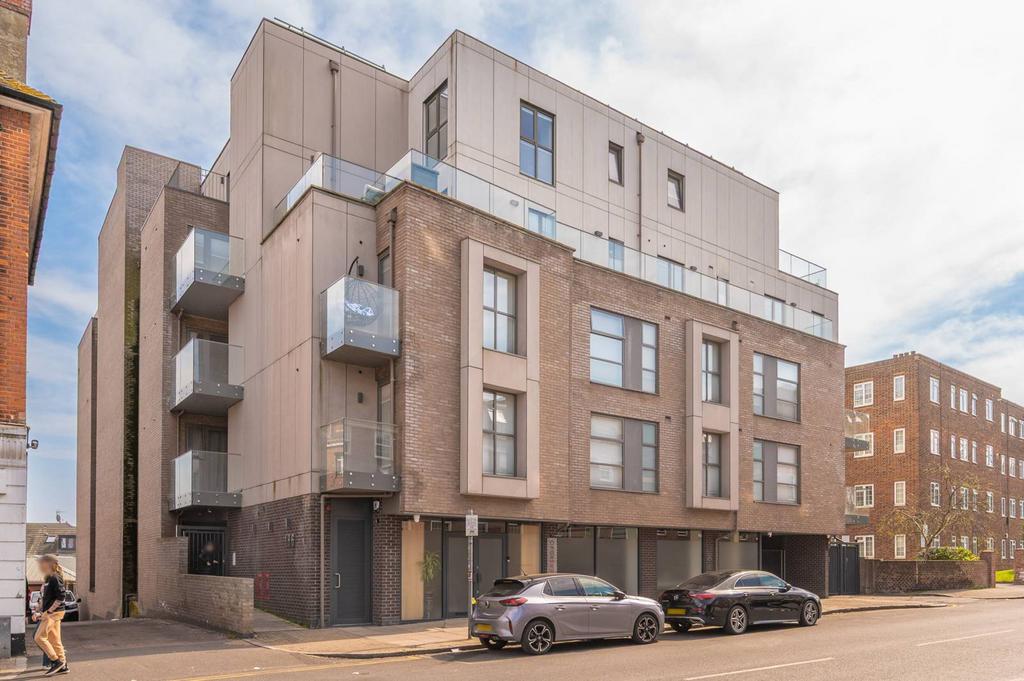 186 Brent Street, London NW4 2 bed flat for sale - £600,000