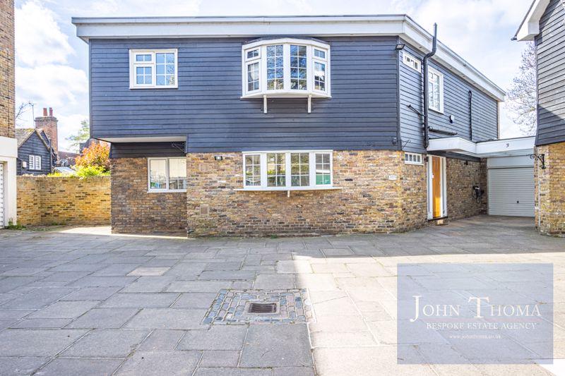 High Road, Chigwell IG7 3 bed detached house - £950,000