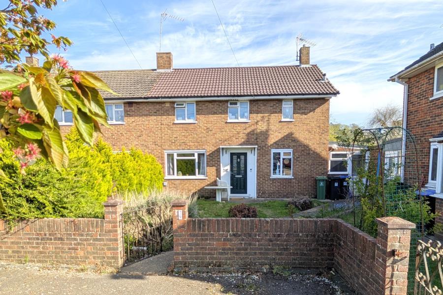 Queen Elizabeth Way, Woking GU22 3 bed semi-detached house to rent - £ ...