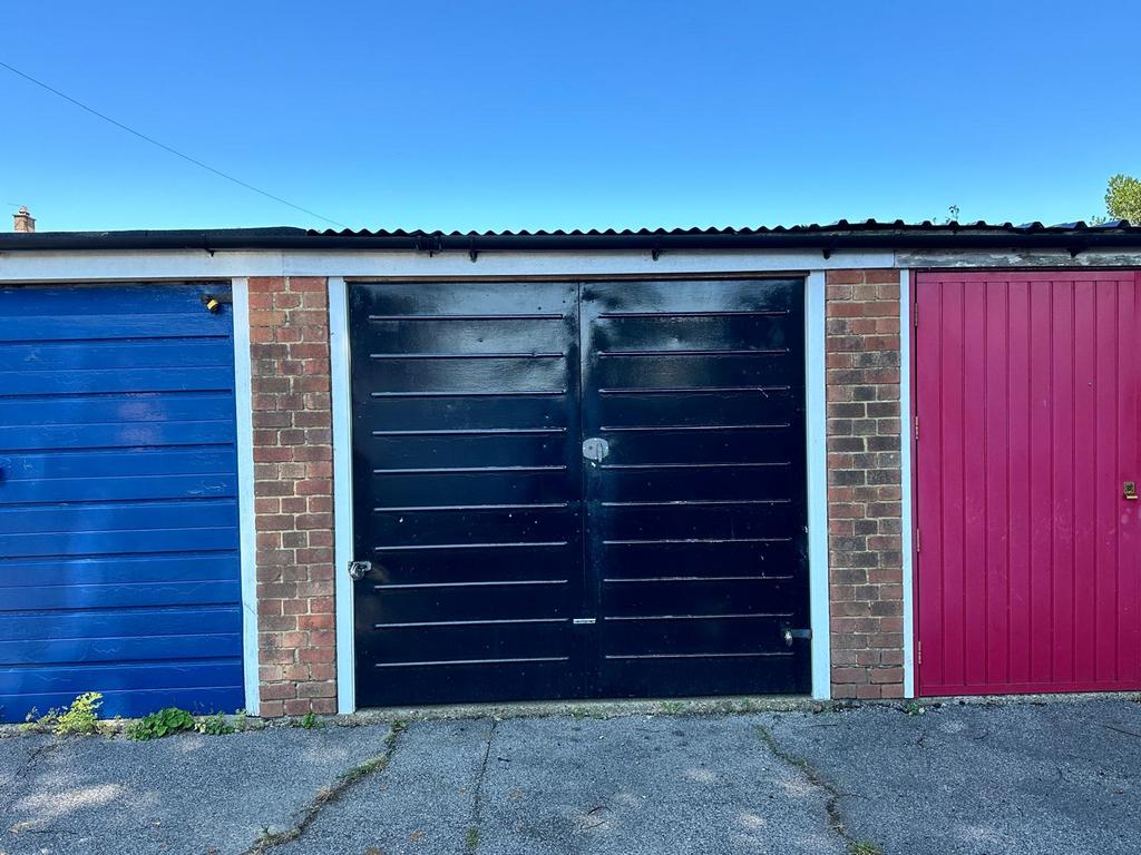 Lordington Close, Portsmouth PO6 Garage - £150 pcm (£35 pw)