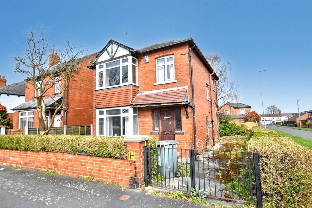 Grovehall Drive, Leeds, West Yorkshire 3 bed detached house - £140,000