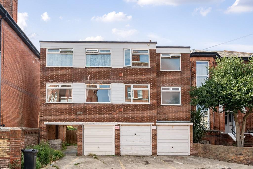 Florence Road, Hampshire PO5 2 bed flat for sale - £235,000