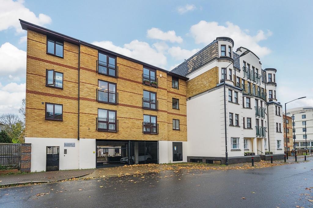 Rotherhithe Street, Rotherhithe SE16 2 bed apartment - £2,050 pcm (£473 pw)