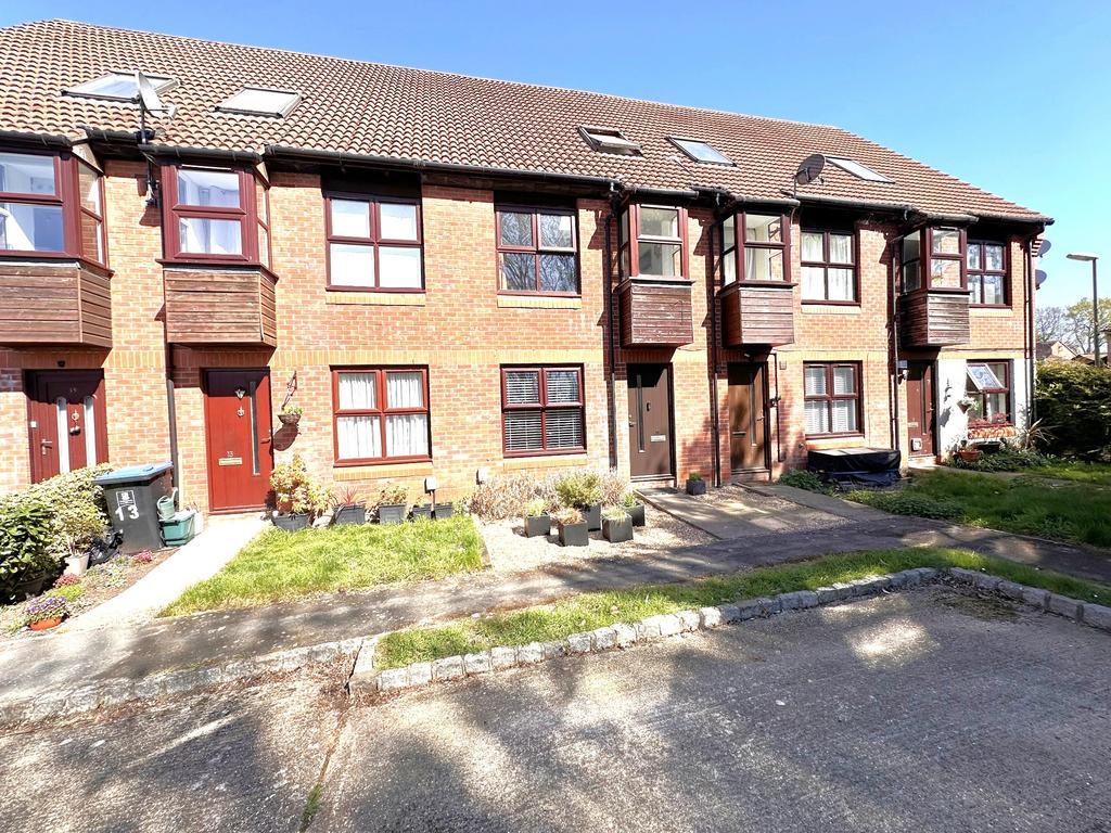 GOLDSWORTH PARK 1 bed maisonette for sale - £220,000