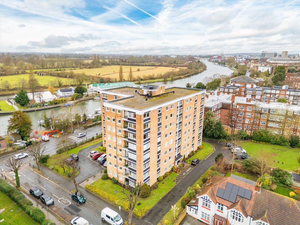 Anglers Reach, Surbiton KT6 2 bed flat for sale - £499,950