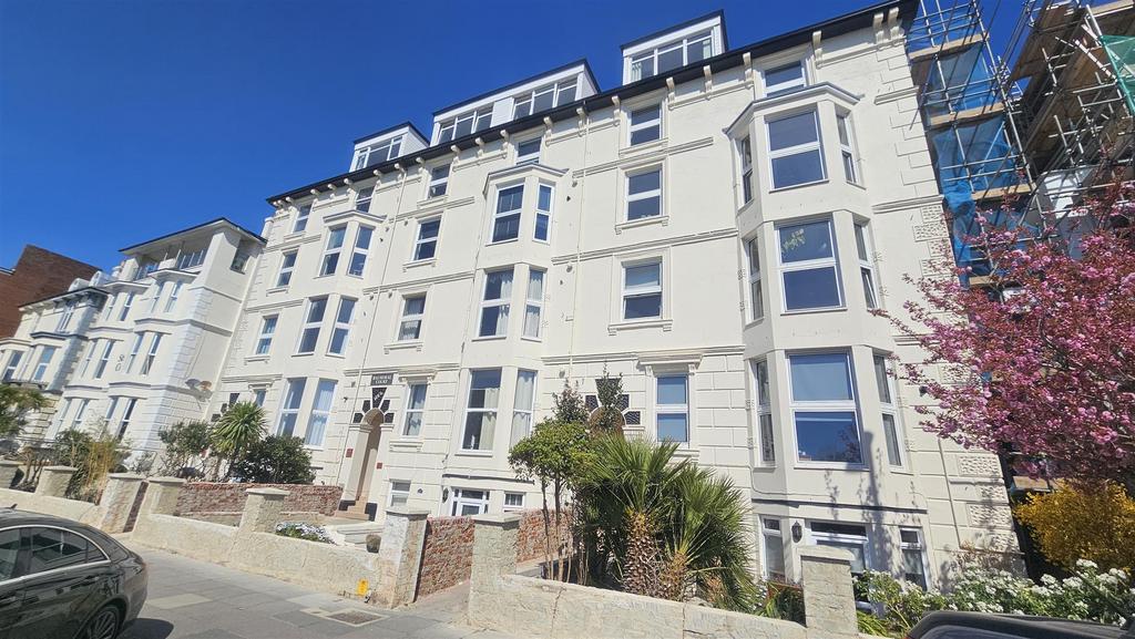 Clarence Parade, Southsea 2 bed flat - £1,200 pcm (£277 pw)