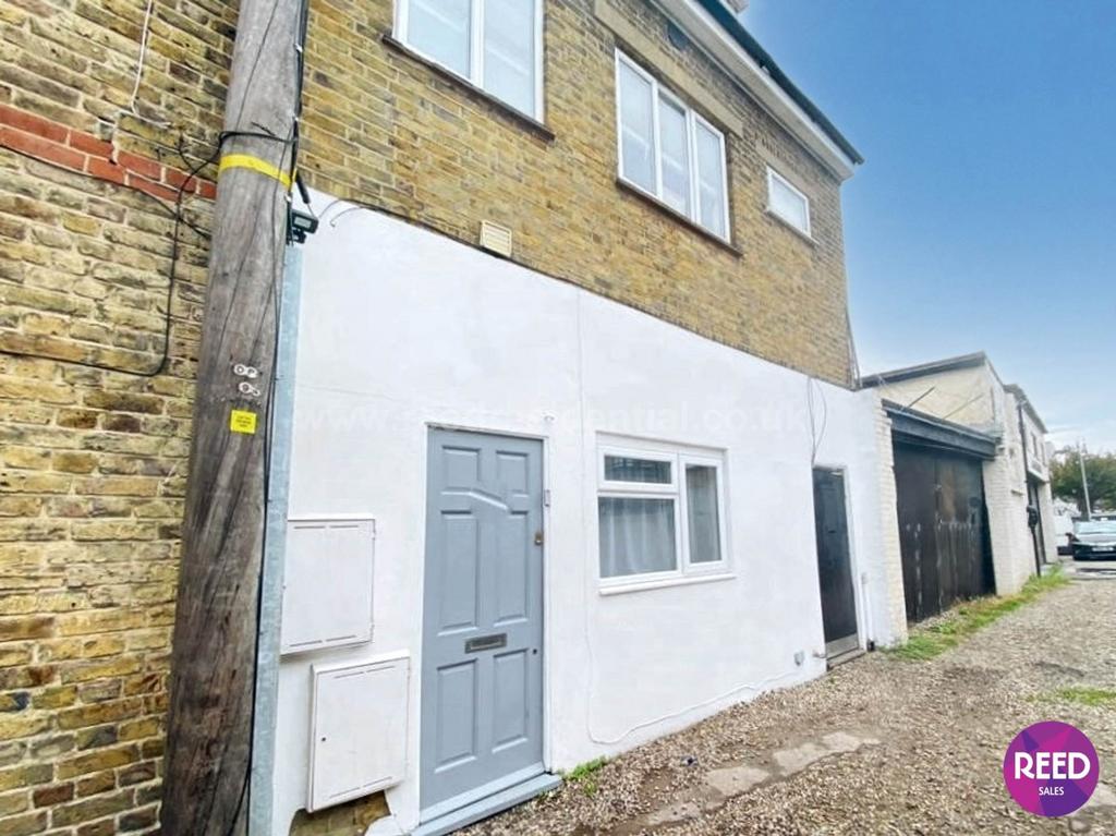 Rear Of London Road, Westcliff Studio - £775 pcm (£179 pw)