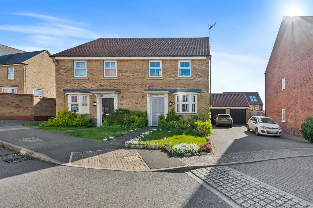 Rockingham Way, Kettering NN15 3 bed semi-detached house for sale - £ ...