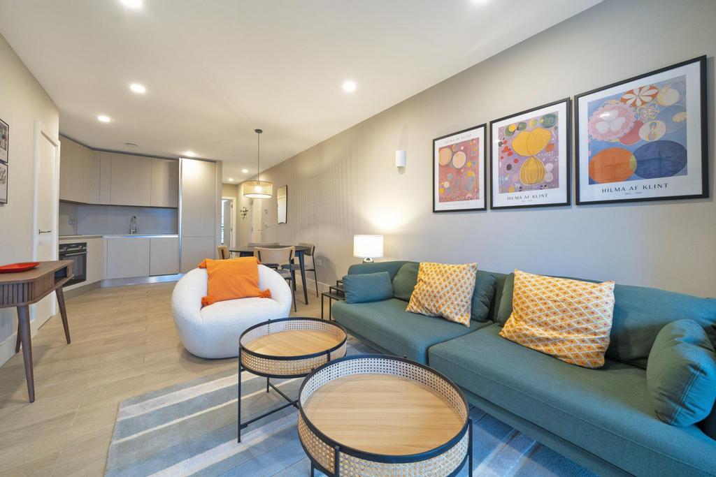 Wyvil Road, Nine Elms, London, SW8 2 bed flat to rent - £3,358 pcm (£ ...