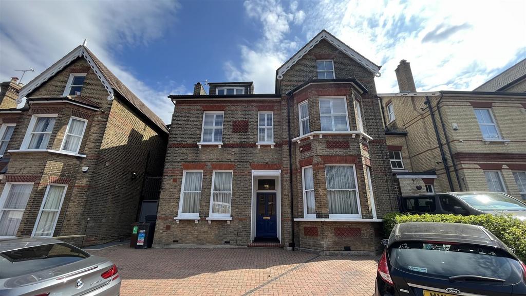 Birdhurst Rise, South Croydon CR2 2 bed apartment - £1,500 pcm (£346 pw)