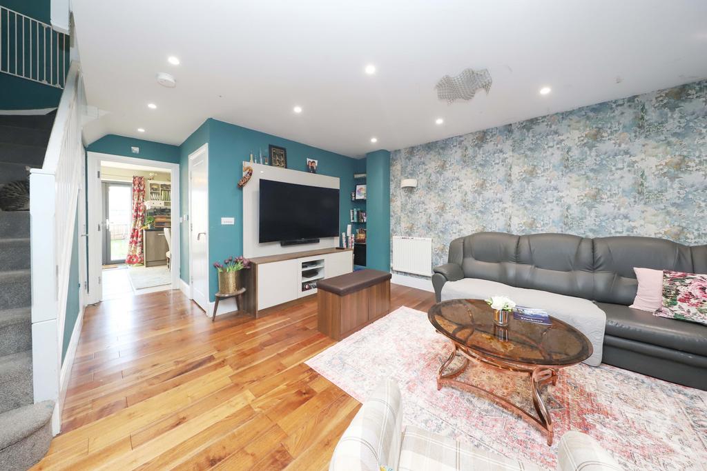 Churchill Road, Uxbridge UB10 5 bed semi-detached house - £3,150 pcm (£ ...