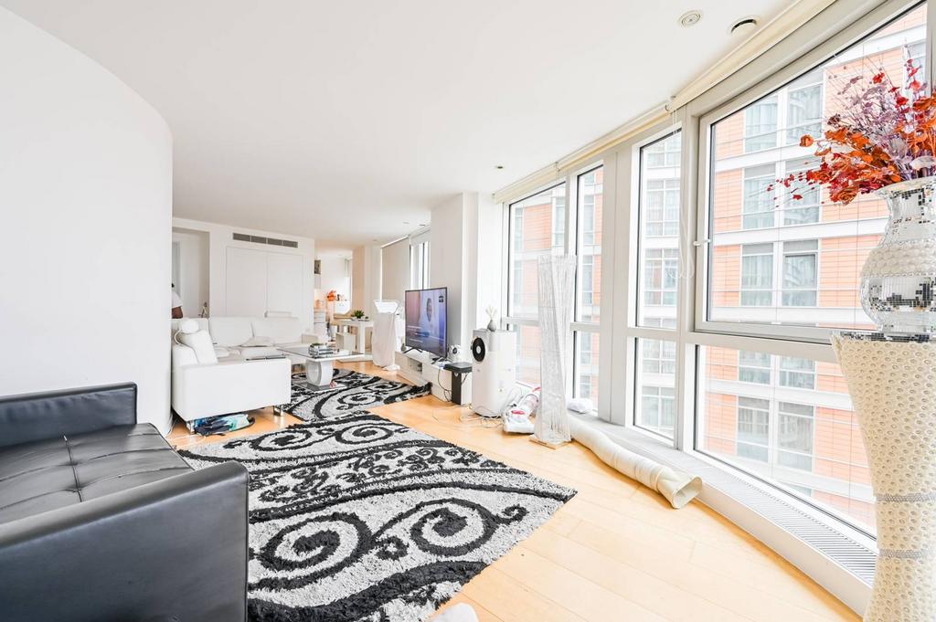 Ontario Tower, Canary Wharf, London, E14 2 bed flat for sale - £600,000