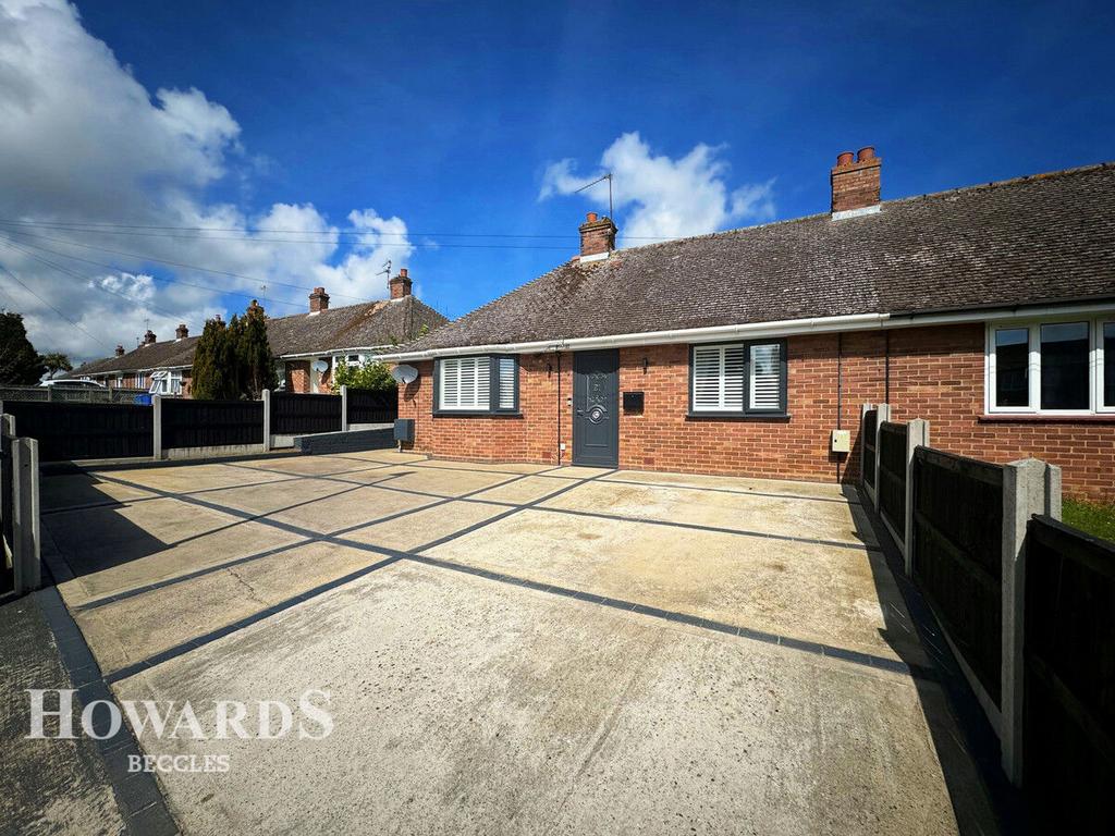 Coney Hill, Beccles 2 bed semi-detached bungalow for sale - £240,000