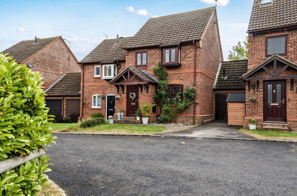 Simkins Close, Winkfield Row, Berkshire 3 bed semi-detached house for ...