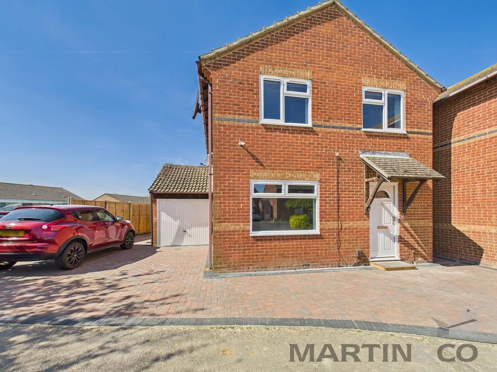 Goldfinch Lane, Lee-on-the-Solent 4 bed detached house - £2,000 pcm (£ ...