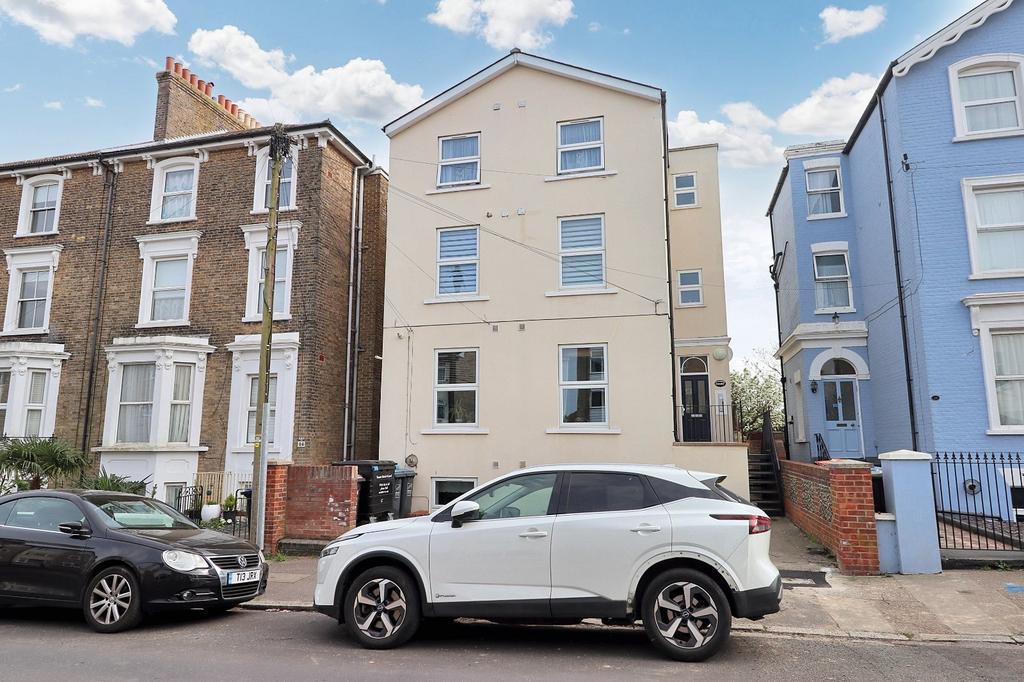 St. Mildreds Road, Ramsgate, Kent, CT11 2 bed apartment for sale - £160,000