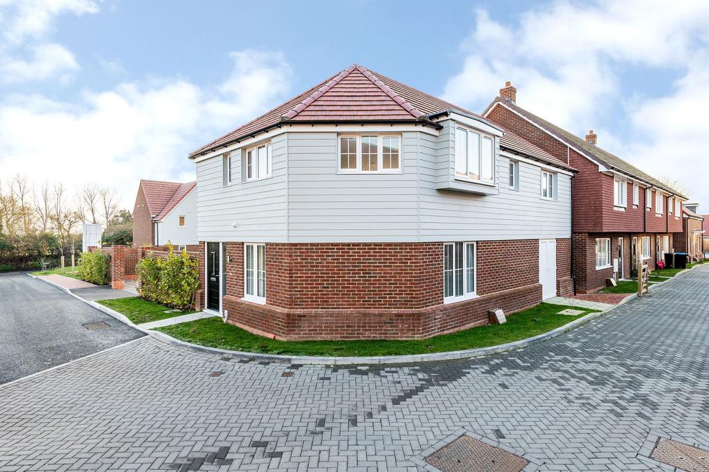 Hoo Farm Way, Minster, Kent. CT12 4JB 2 bed detached house - £315,000