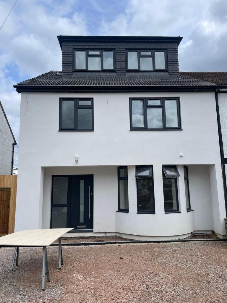 Carlton Avenue, Harrow HA3 6 bed detached house - £5,000 pcm (£1,154 pw)