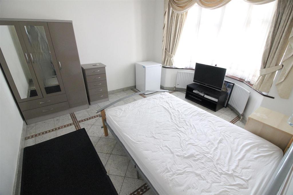 Lady Margaret Road, Southall 1 bed in a house share - £800 pcm (£185 pw)