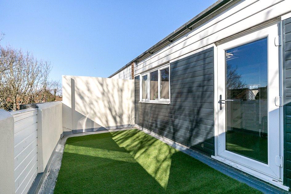 Turnpike Place, Crawley, West Sussex... 2 bed maisonette - £250,000