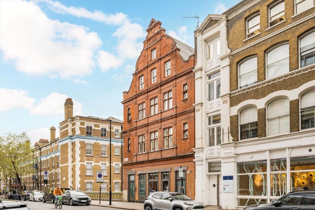 Rosebery Avenue, London EC1R 3 bed flat - £26,650 pcm (£6,150 pw)