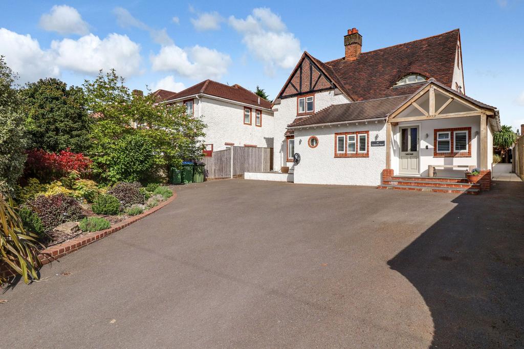 Common Road, Claygate, KT10 4 bed detached house - £1,350,000