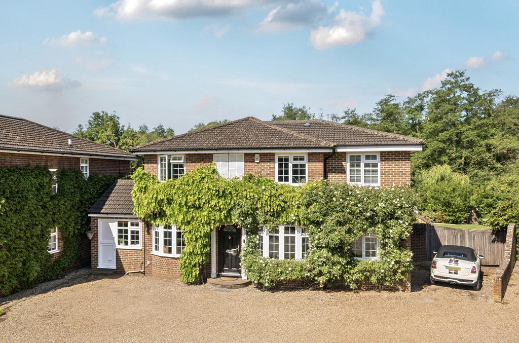 Ellis Farm Close, Surrey GU22 4 bed detached house for sale - £1,150,000