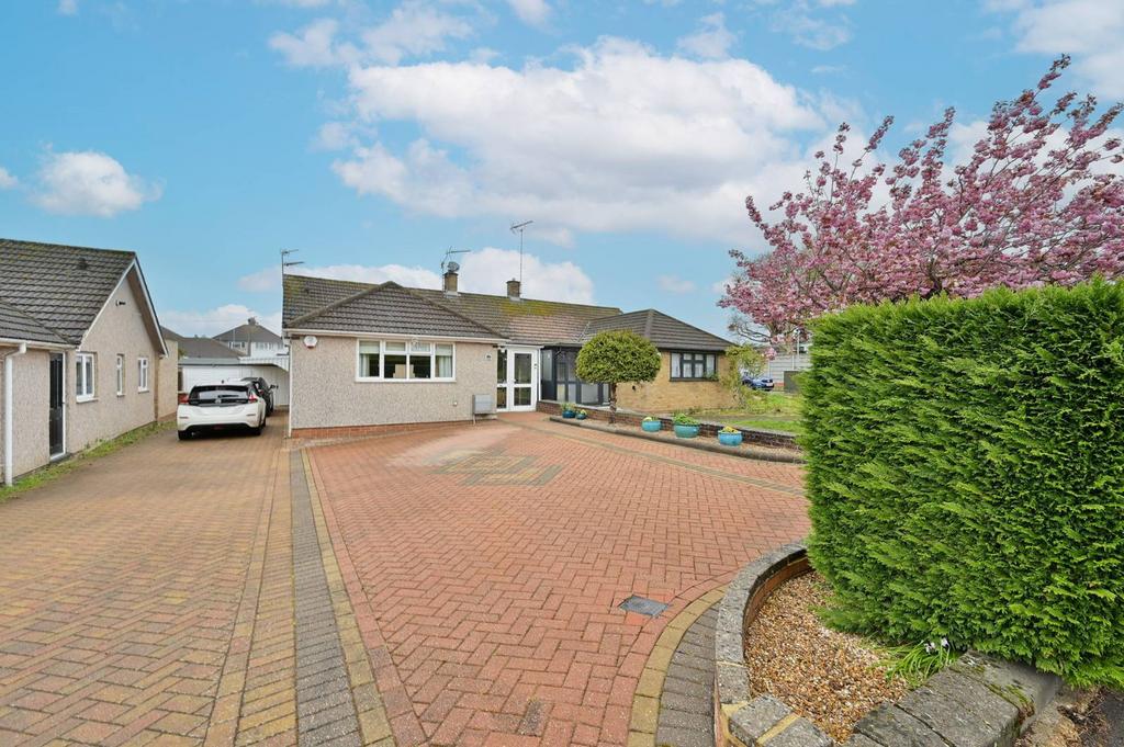 The Mead, Bushey, Carpenders Park, WD19 2 bed bungalow for sale - £595,000