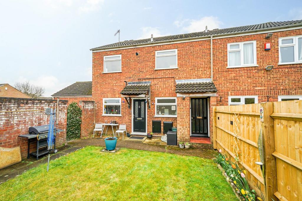 Almond Road, Leighton Buzzard 1 bed maisonette - £170,000