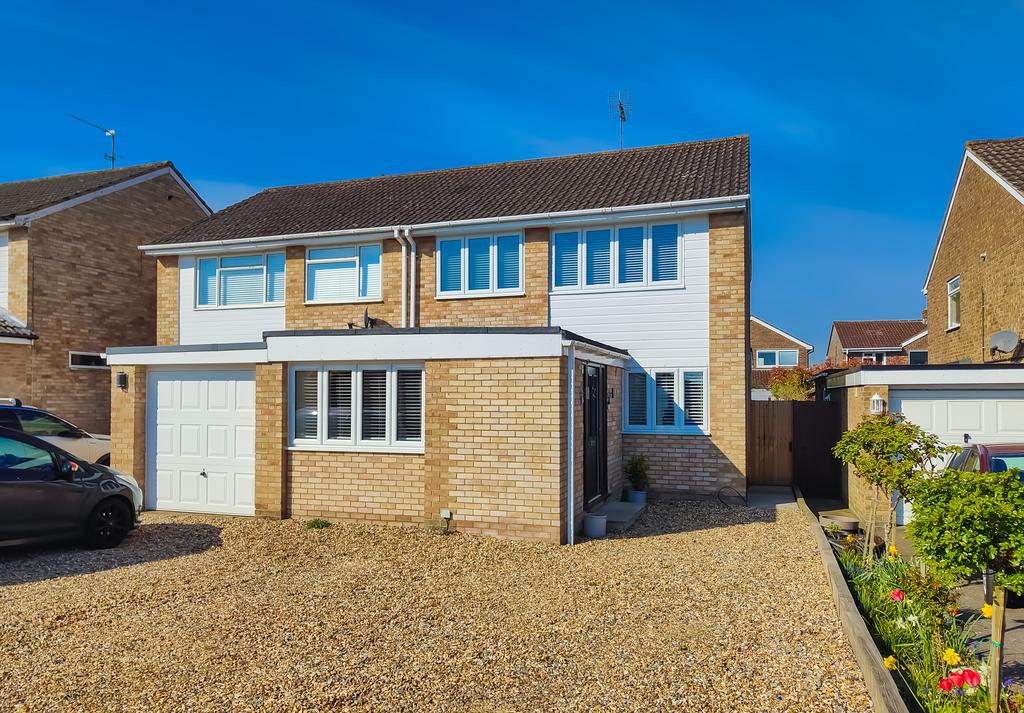 Yateley GU46 3 bed semi-detached house - £500,000