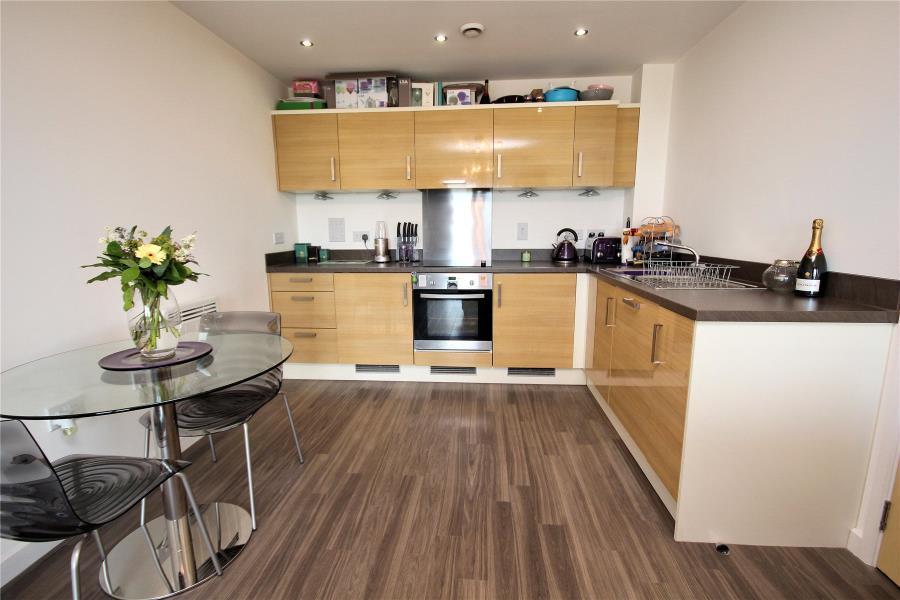 Guildford Road, Woking GU22 1 bed flat - £1,300 pcm (£300 pw)