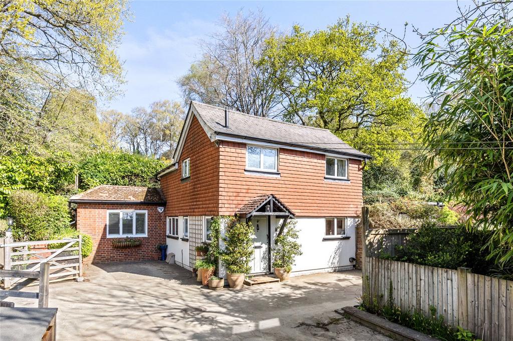 Brook Road, Sandhills, Wormley... 3 bed detached house for sale - £845,000