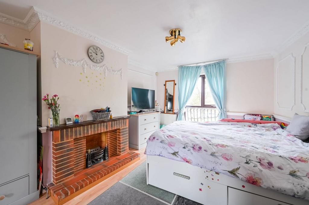 Yarrow Crescent, Beckton, London, E6 6 bed terraced house for sale - £ ...
