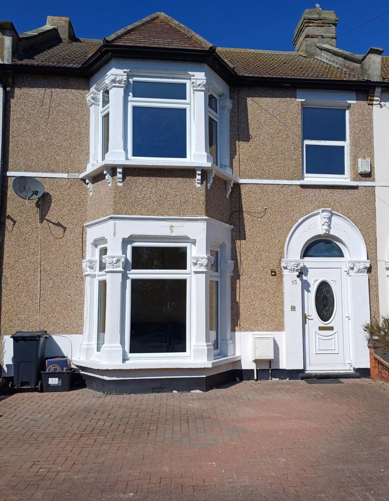 Romford, IG3 4 bed terraced house - £2,600 pcm (£600 pw)