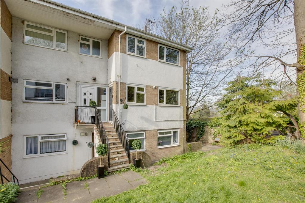 Totteridge Road, High Wycombe HP13 2 bed maisonette - £265,000