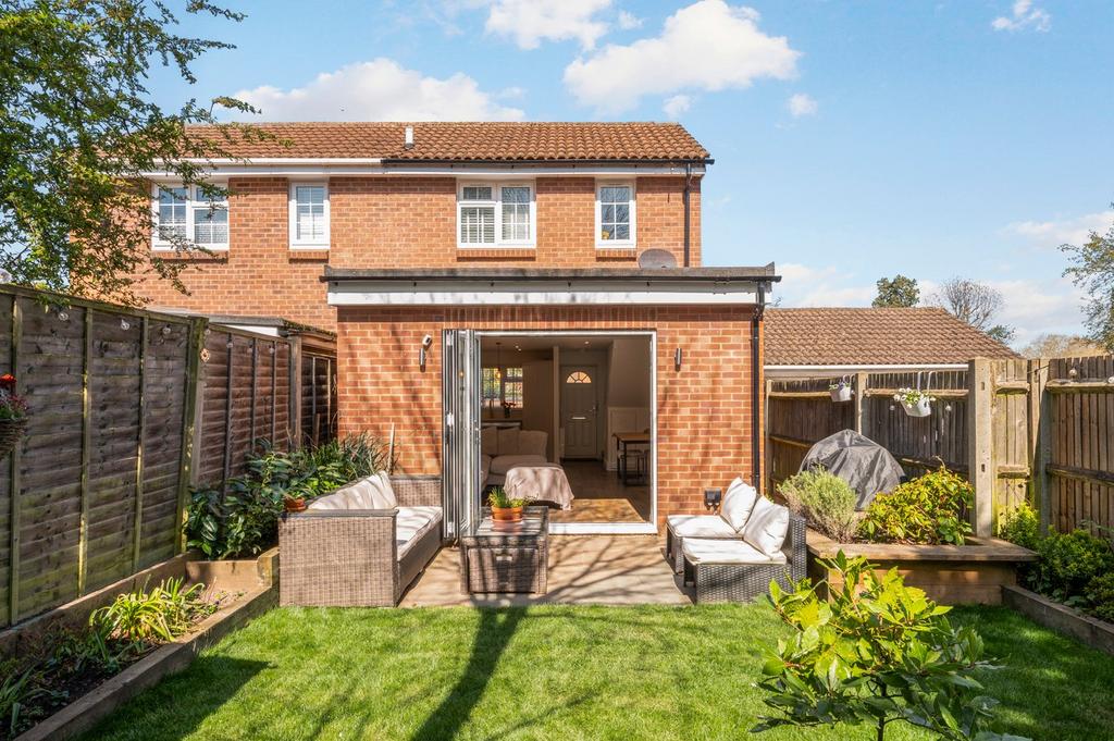 Finnart Close, Weybridge, KT13 1 bed semi-detached house for sale - £ ...