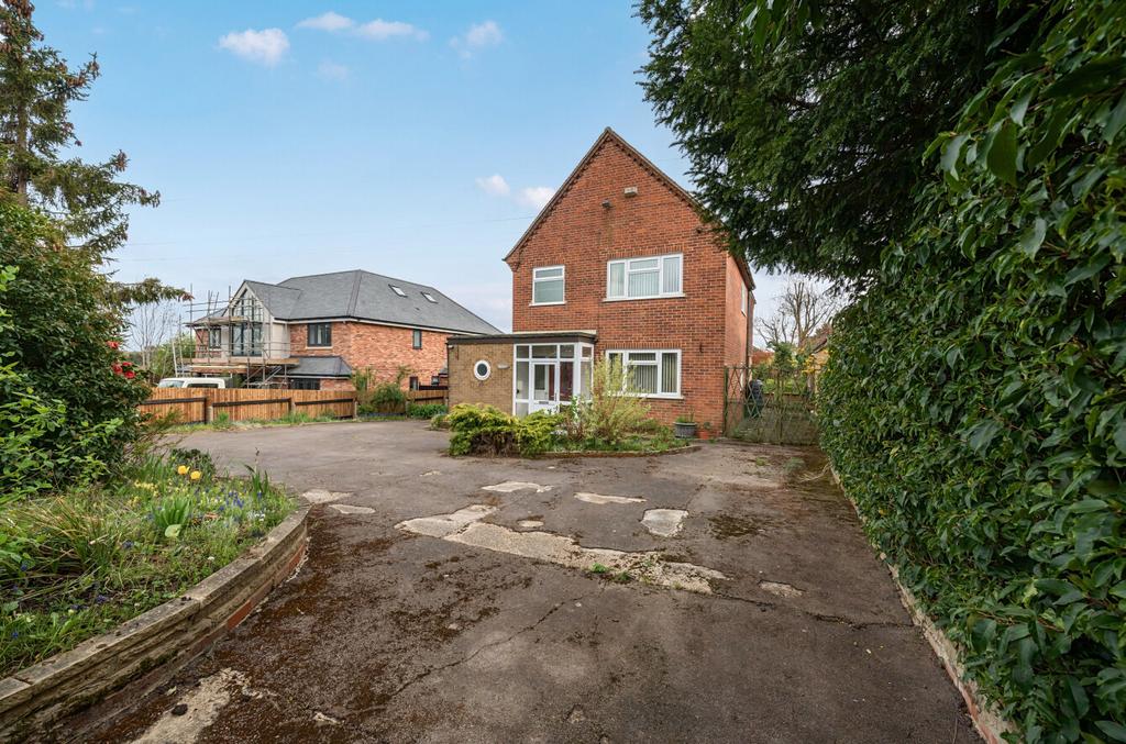 Forest Road, Bracknell RG42 4 bed detached house for sale - £775,000