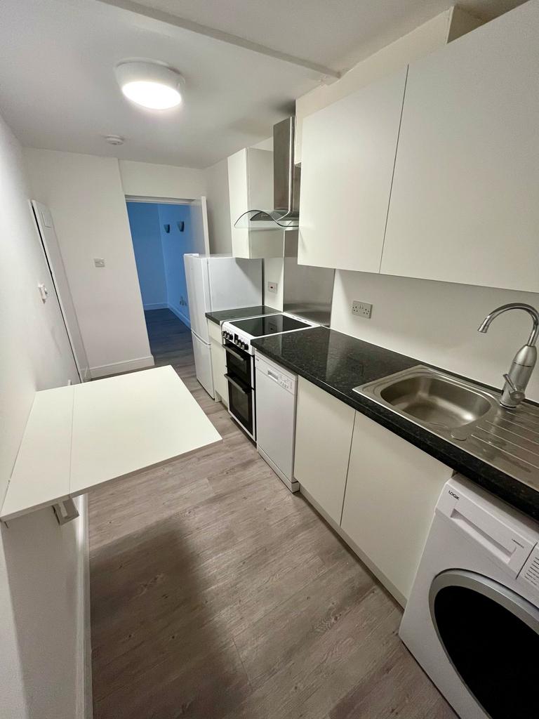 Shepherds Bush Road, Basement Studio... Studio - £1,170 pcm (£270 pw)