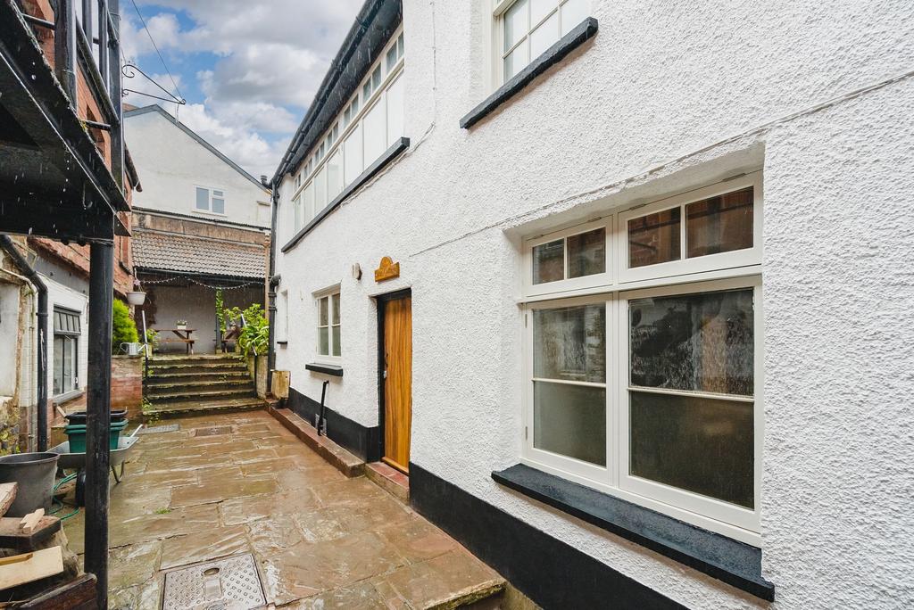 High Street, Crediton, EX17 2 bed terraced house to rent - £950 pcm (£ ...