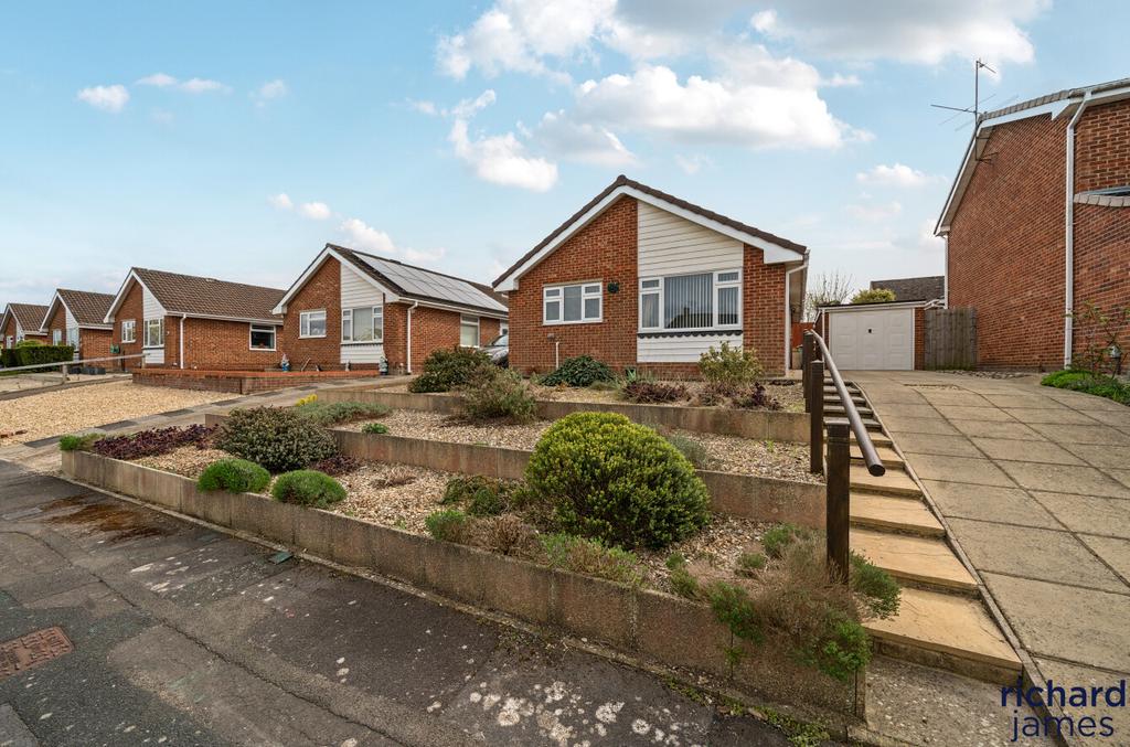 Thrushel Close, Haydon Wick, Swindon... 3 bed detached house - £350,000