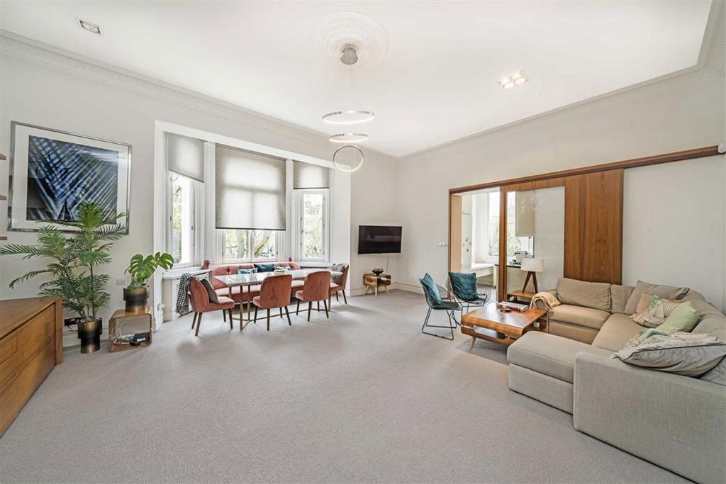 Redcliffe Square, London SW10 2 bed flat to rent - £4,333 pcm (£1,000 pw)