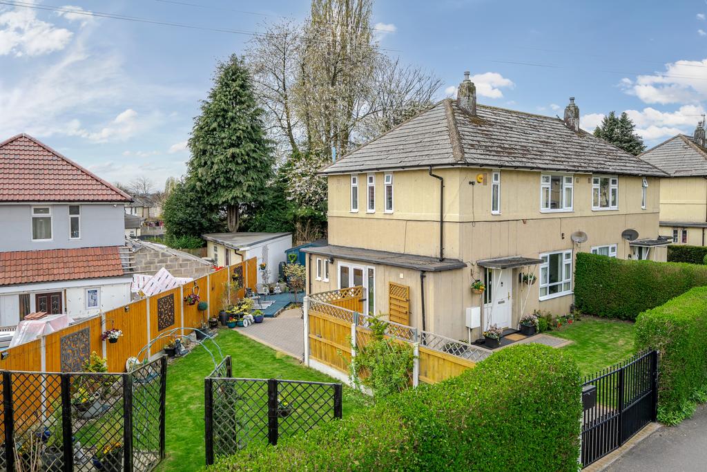 Saxon Grove, Leeds LS17 2 bed semi-detached house for sale - £240,000