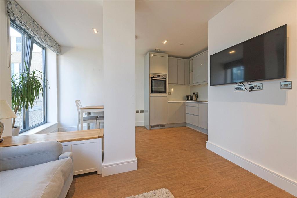 Red Lion Square, SW18 2 bed apartment - £2,250 pcm (£519 pw)