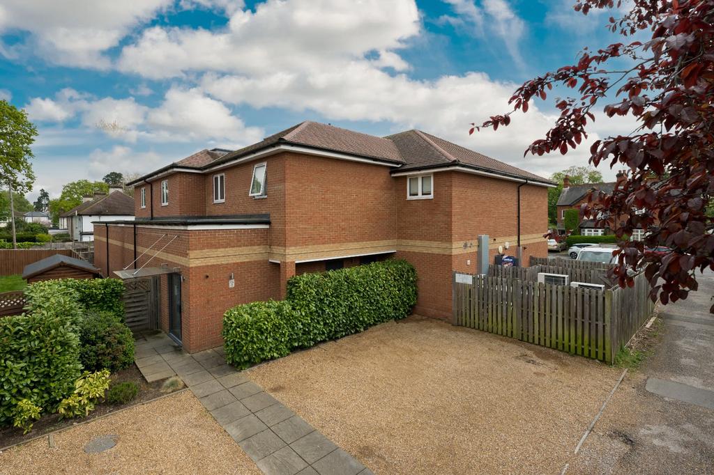 Church Road, Addlestone, Surrey, KT15 2 bed apartment for sale - £249,950