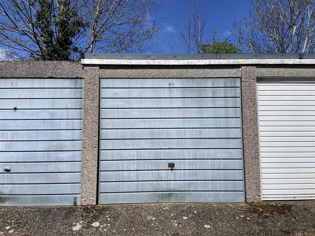St Francis Road, Salisbury SP1 Garage to rent - £110 pcm (£25 pw)